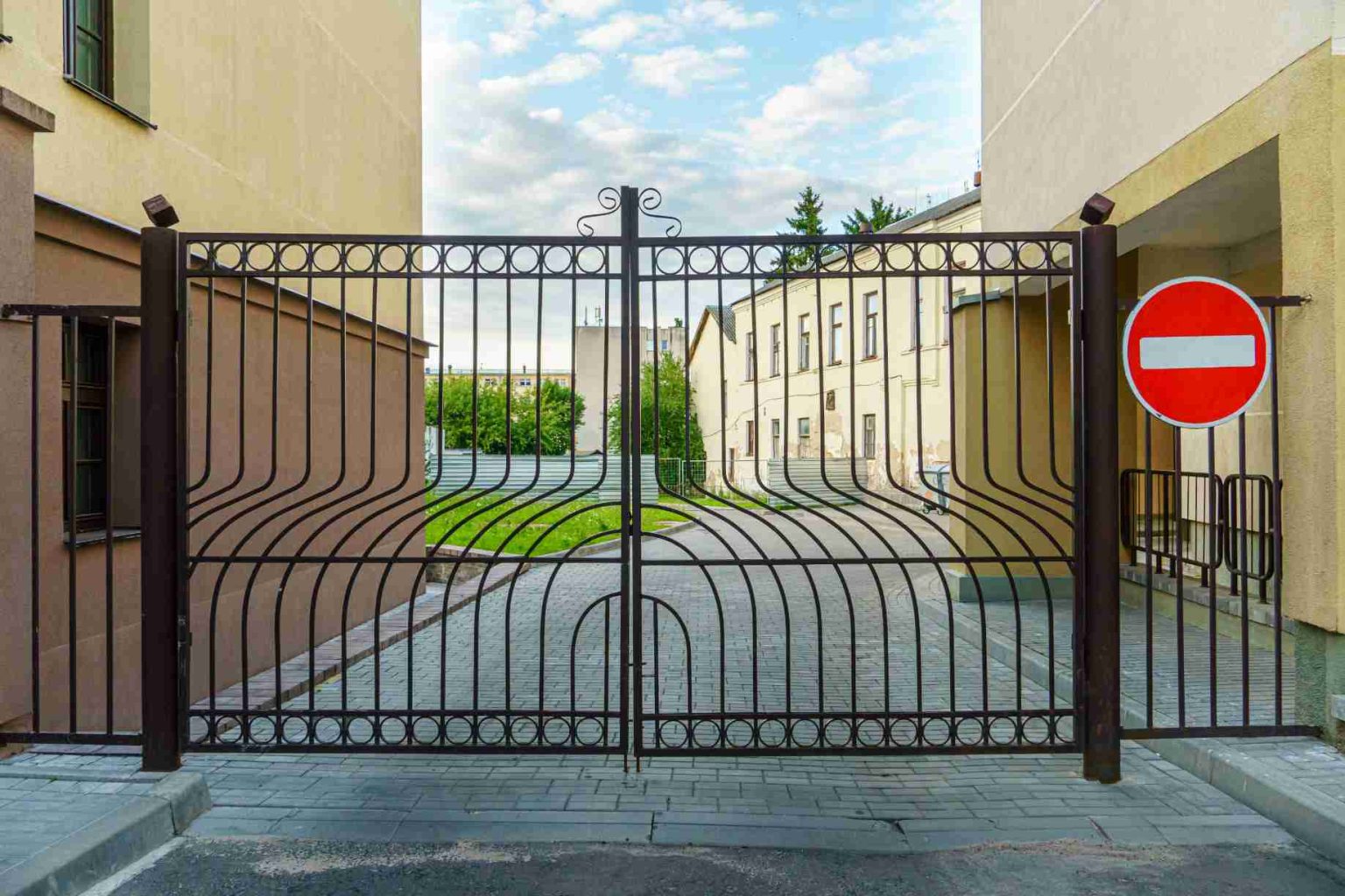 Parking Lot Gates & Entrance Gate Security Systems | S-O-S Electronics